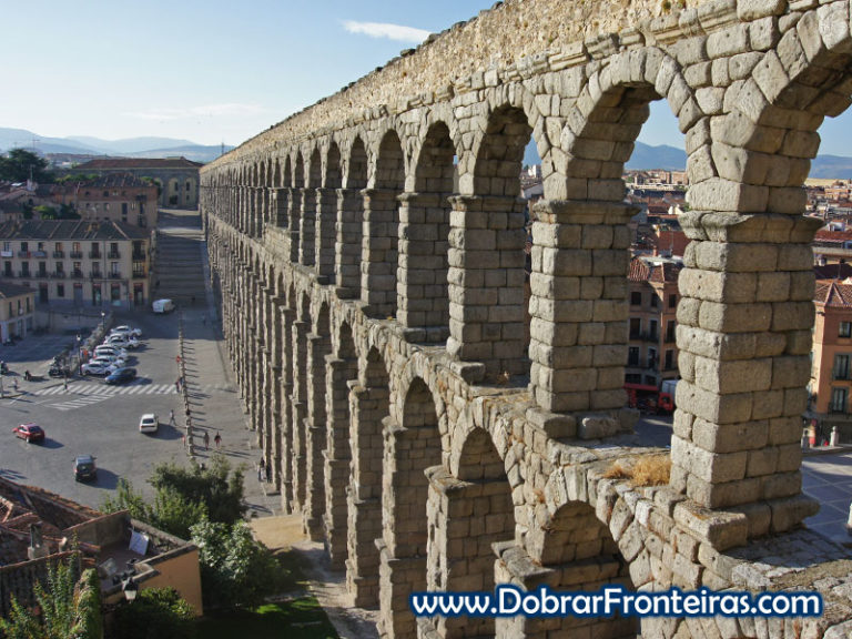 Cidade velha de Segóvia e seu aqueduto, Espanha - Dobrar Fronteiras